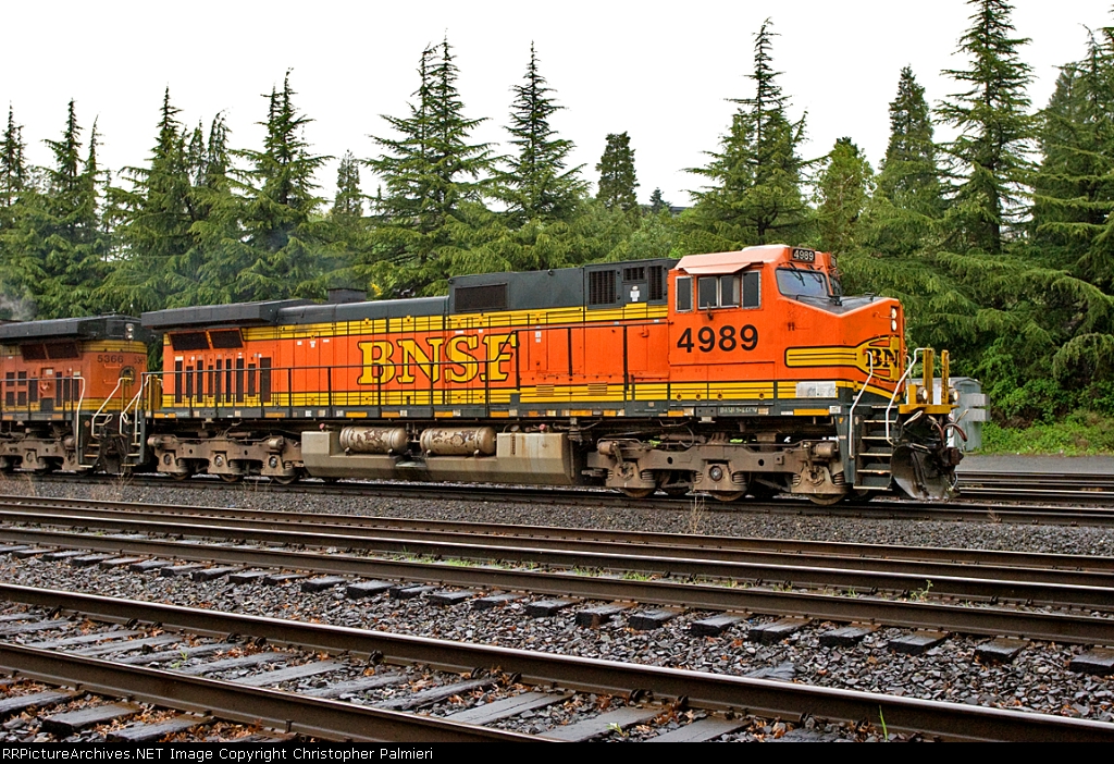 BNSF 4989